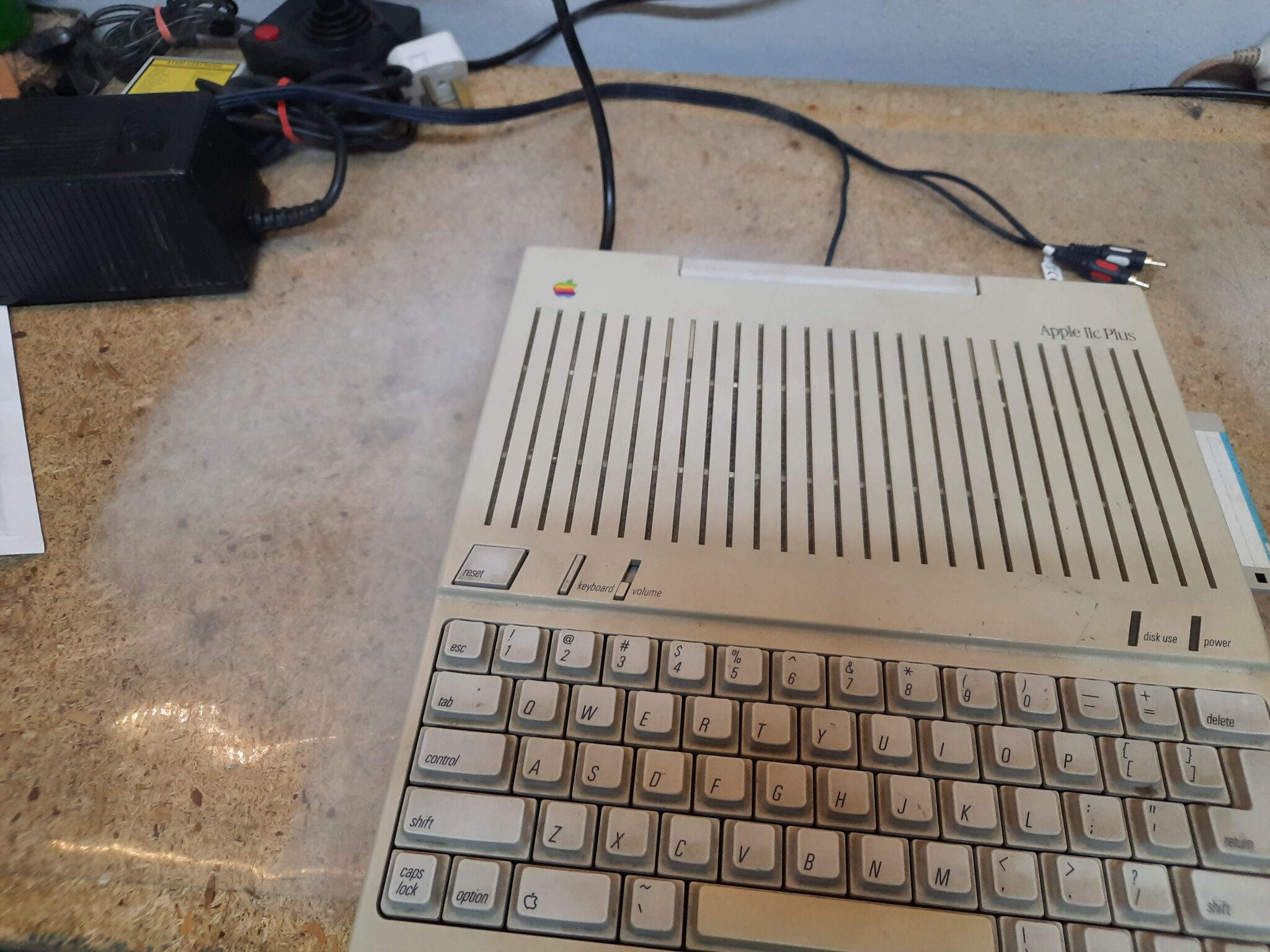Apple IIc Plus + floppy drives - retrohax.net
